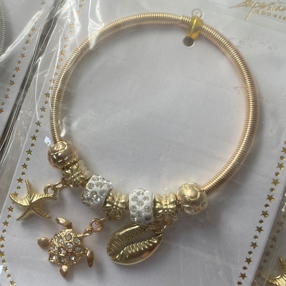 Puki’s Jewelry | Jewelry | The Charming Clasp Of The Pandora Moments ...